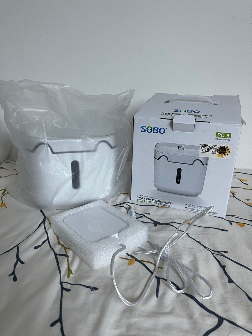 Cat drinking fountain, Pet Supplies, Pet Food on Carousell