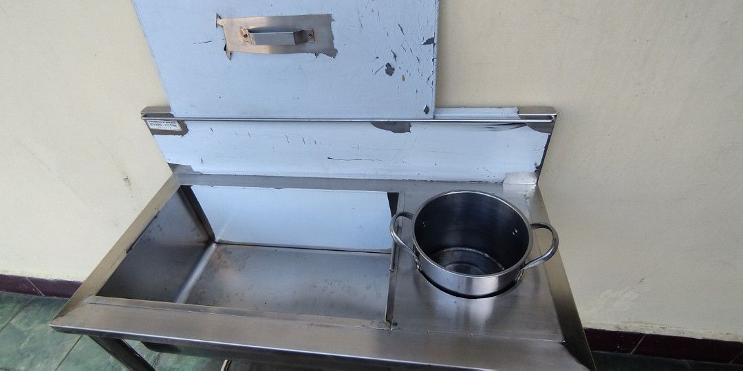 Meja penepungan ayam fried chicken, Kitchen & Appliances di Carousell