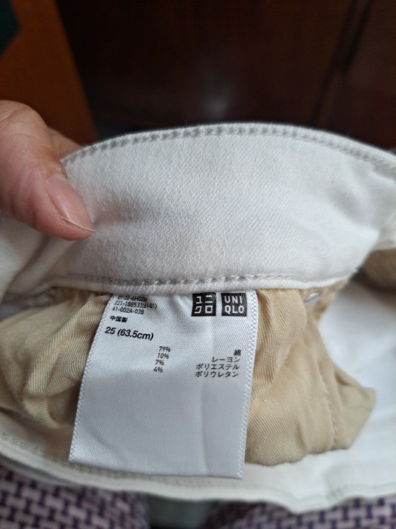 Uniqlo putih, Fesyen Wanita, Pakaian Wanita, Bawahan di Carousell