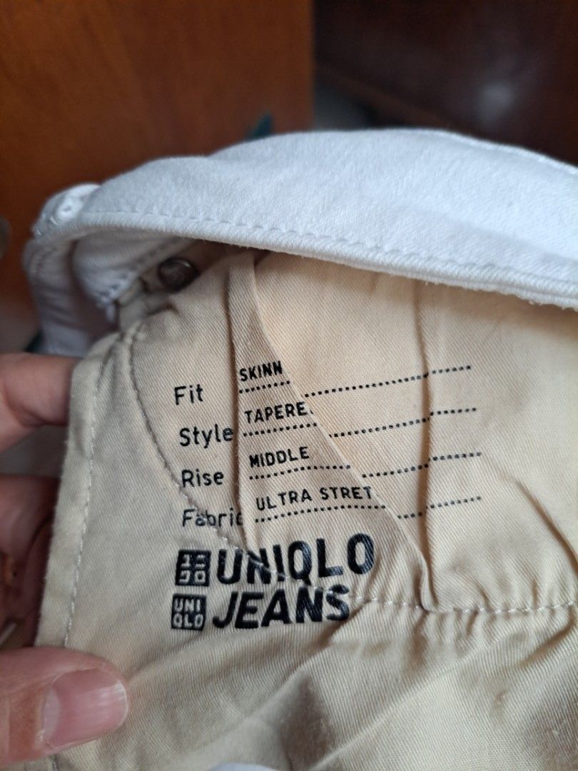 Uniqlo putih, Fesyen Wanita, Pakaian Wanita, Bawahan di Carousell