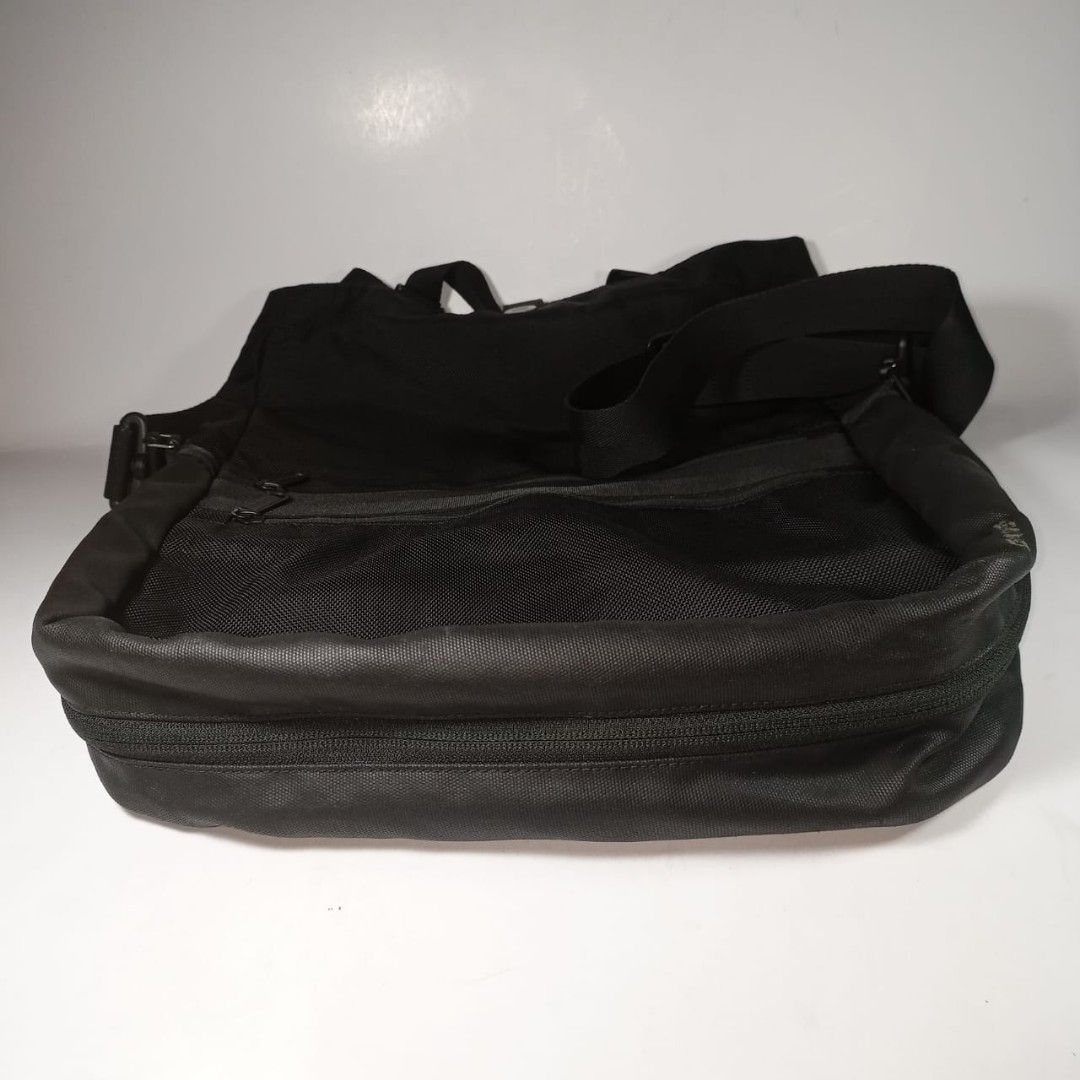 Bodypack original Sling man bag, Fesyen Pria, Tas & Dompet , Tas ...