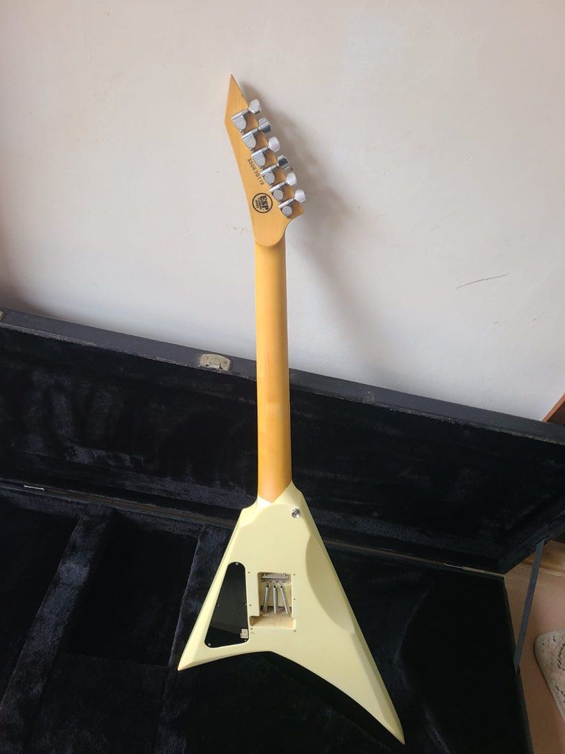 ESP Standard Flying V White, 興趣及遊戲, 音樂、樂器 & 配件, 樂器 - Carousell