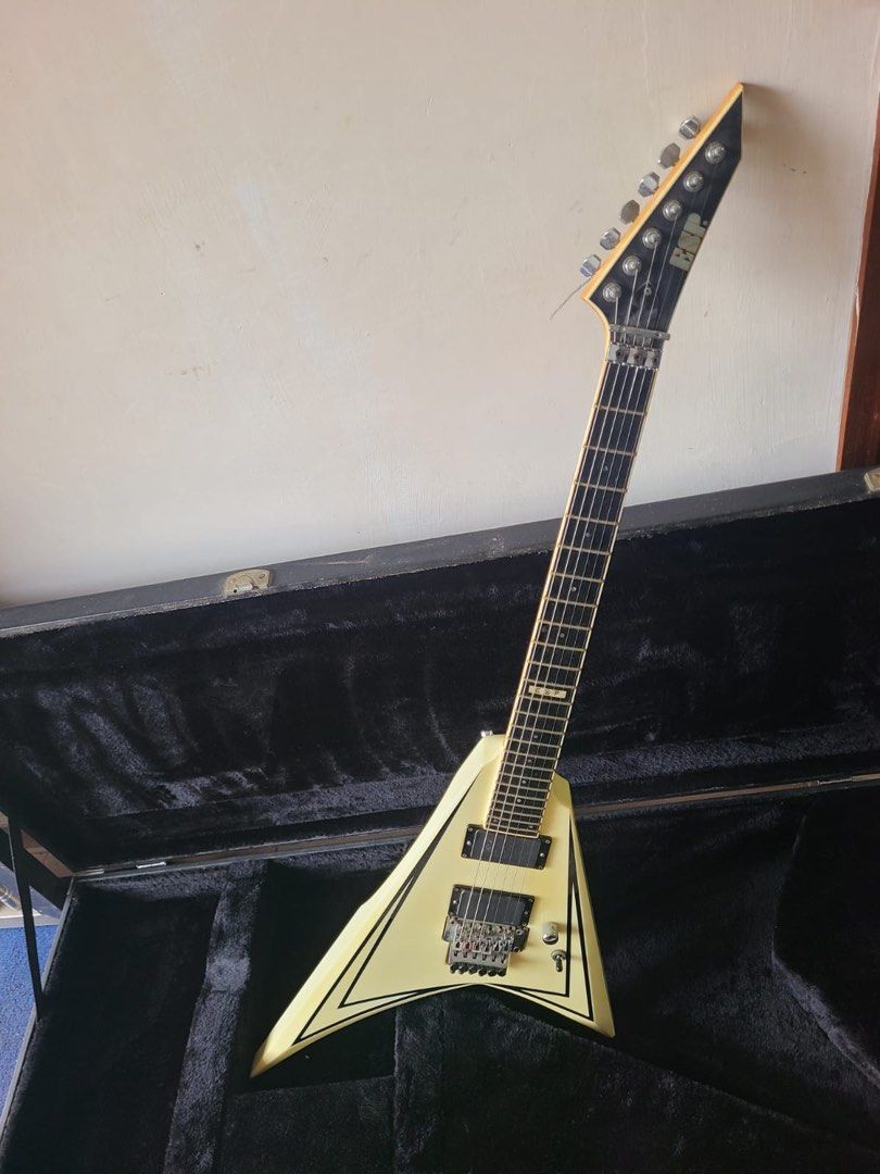 ESP Standard Flying V White, 興趣及遊戲, 音樂、樂器 & 配件, 樂器 - Carousell