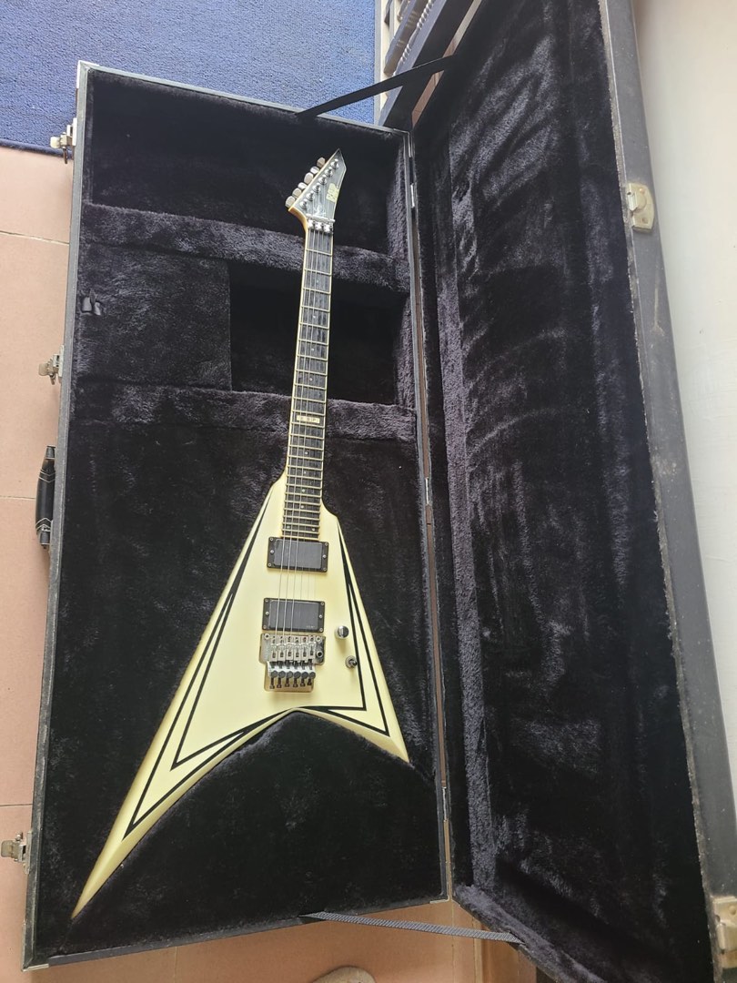 ESP Standard Flying V White, 興趣及遊戲, 音樂、樂器 & 配件, 樂器 - Carousell