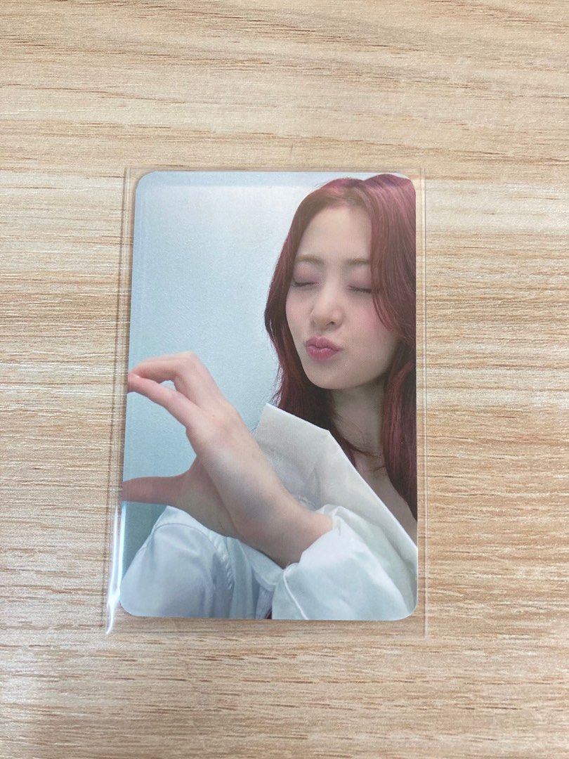 Lesserafim Le sserafim Easy 特典小卡(yunjin), 興趣及遊戲, 收藏品及紀念品, 韓流 - Carousell