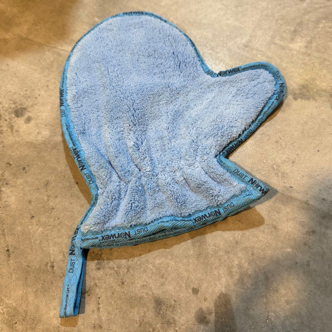 Norwex Dust Mitt, Furniture & Home Living, Cleaning & Homecare Supplies ...