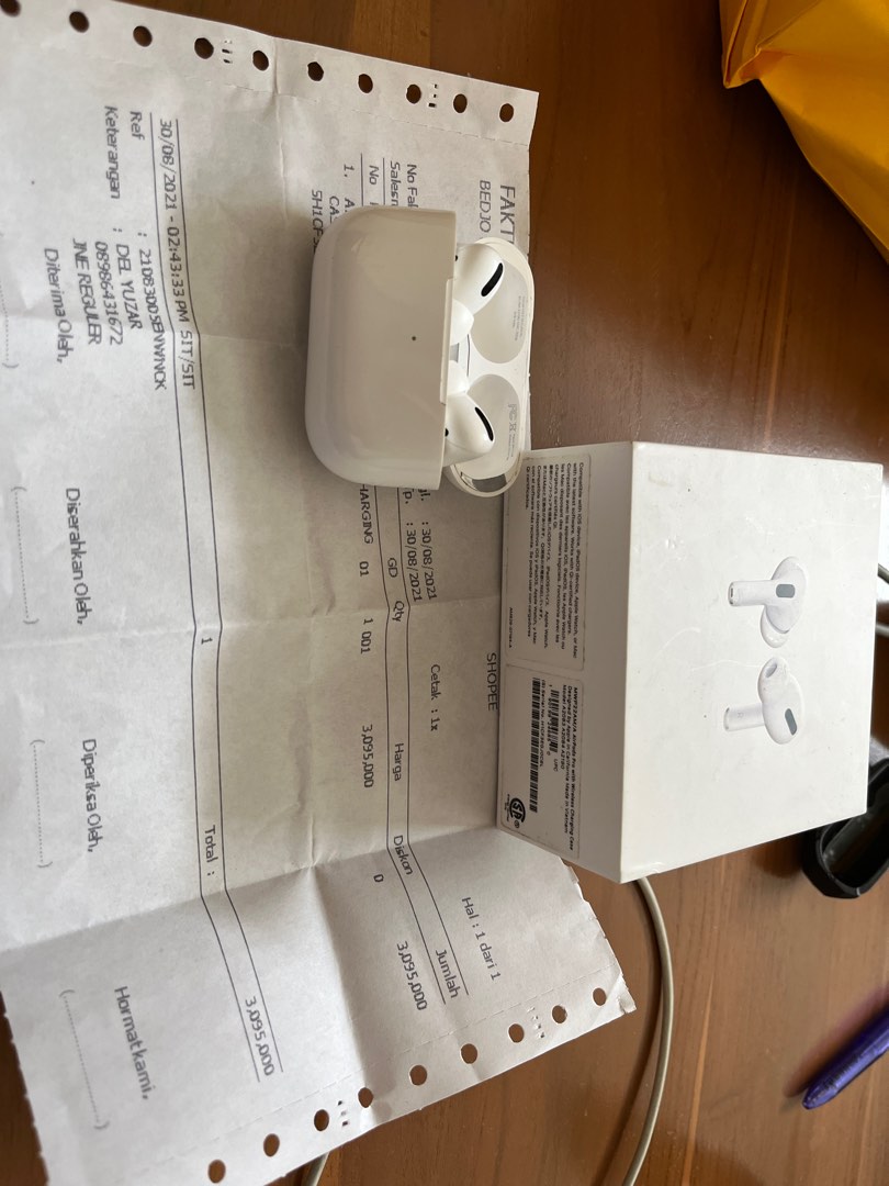 Airpods pro gen 1 original, Telepon Seluler & Tablet, Lainnya di Carousell