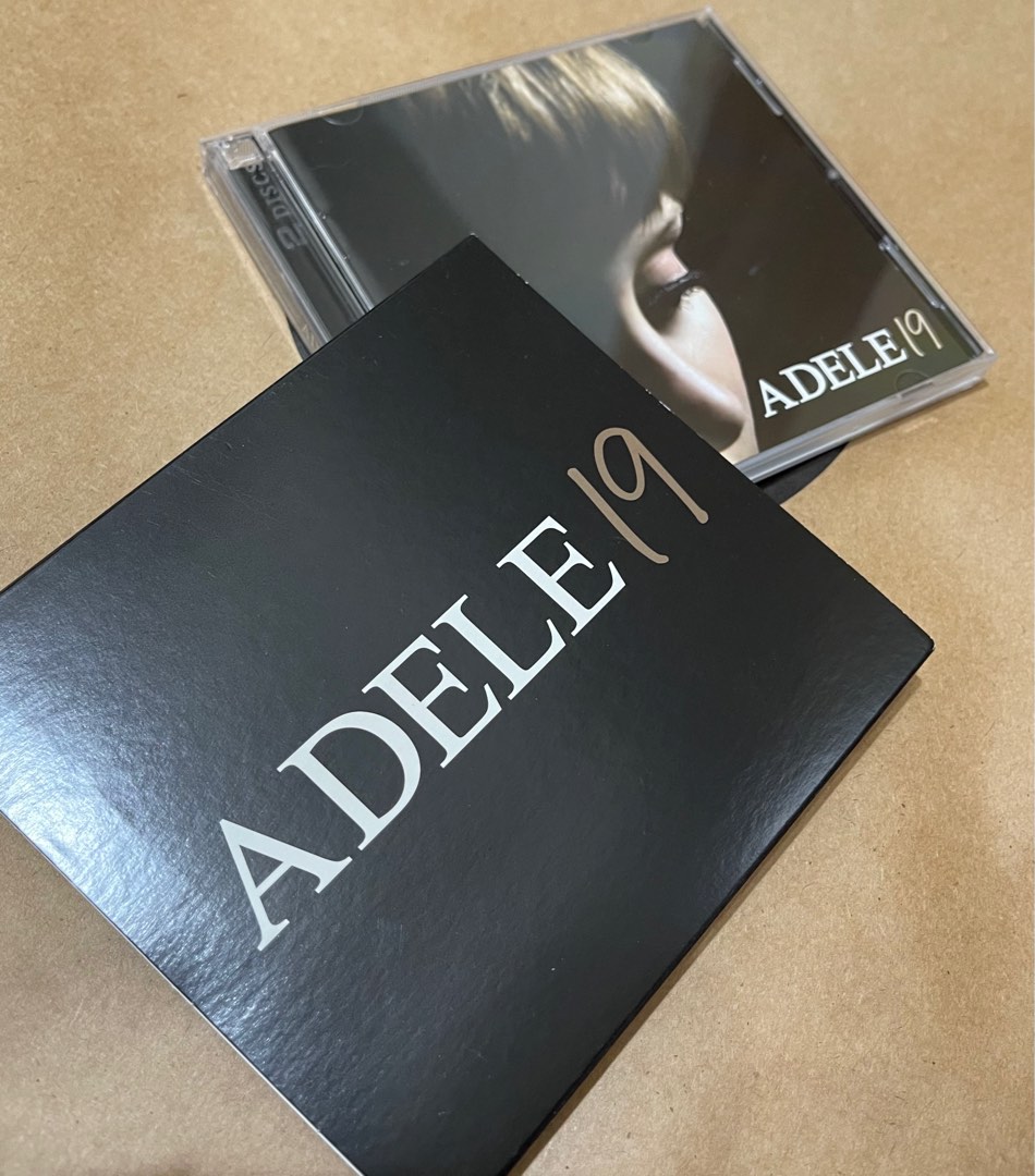 ADELE 19 album 愛黛兒 十九歲 專輯 雙CD, 書籍、休閒與玩具, 樂器、音樂相關, CD、DVD在旋轉拍賣