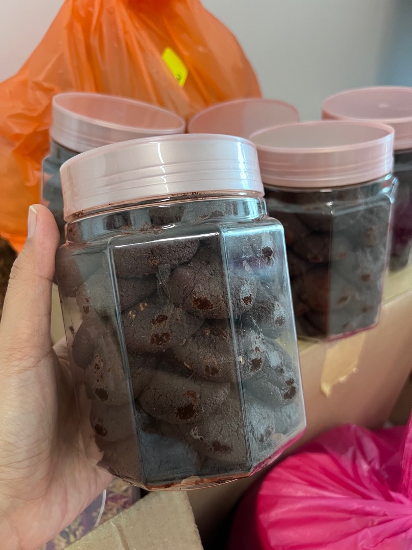 Dark Famous Dark Choc Chips Emy Cookies Kuih Raya Viral, Food & Drinks ...