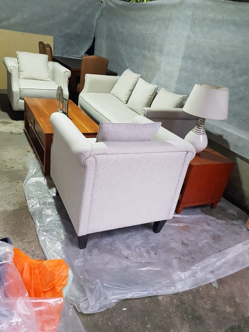 sofa set meja bekas apartemen, Perabotan Rumah di Carousell