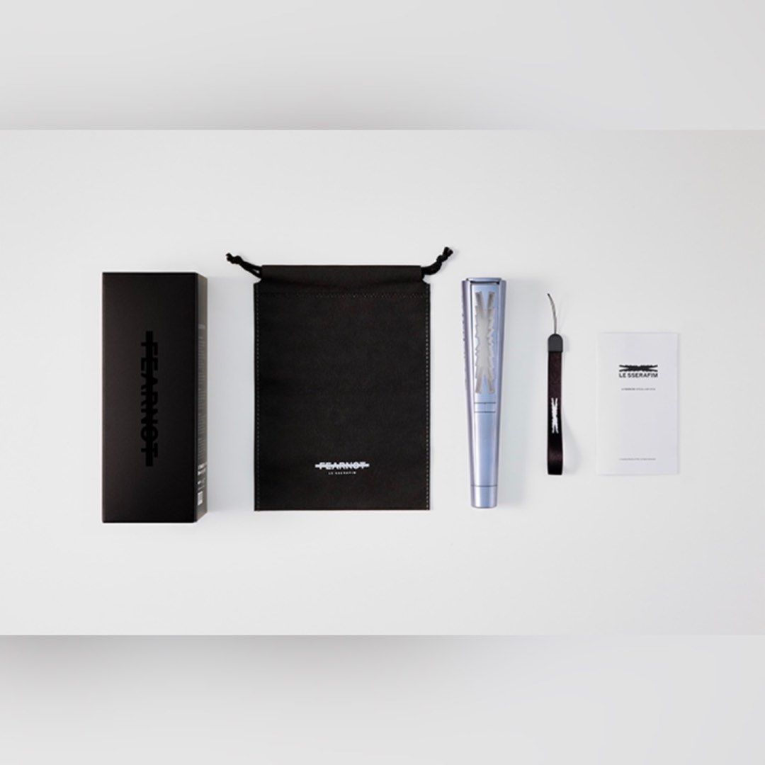 \ LE SSERAFIM OFFICIAL LIGHT STICK /, 興趣及遊戲, 收藏品及紀念品, 韓流 - Carousell