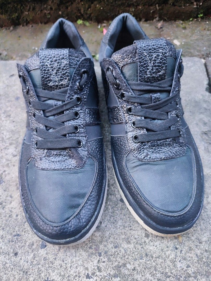 ELVe trainer full black, Fesyen Pria, Sepatu , Sneakers di Carousell