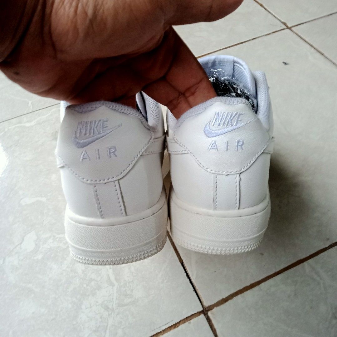 Nike air force 1 full white, Fesyen Pria, Sepatu , Sneakers di Carousell