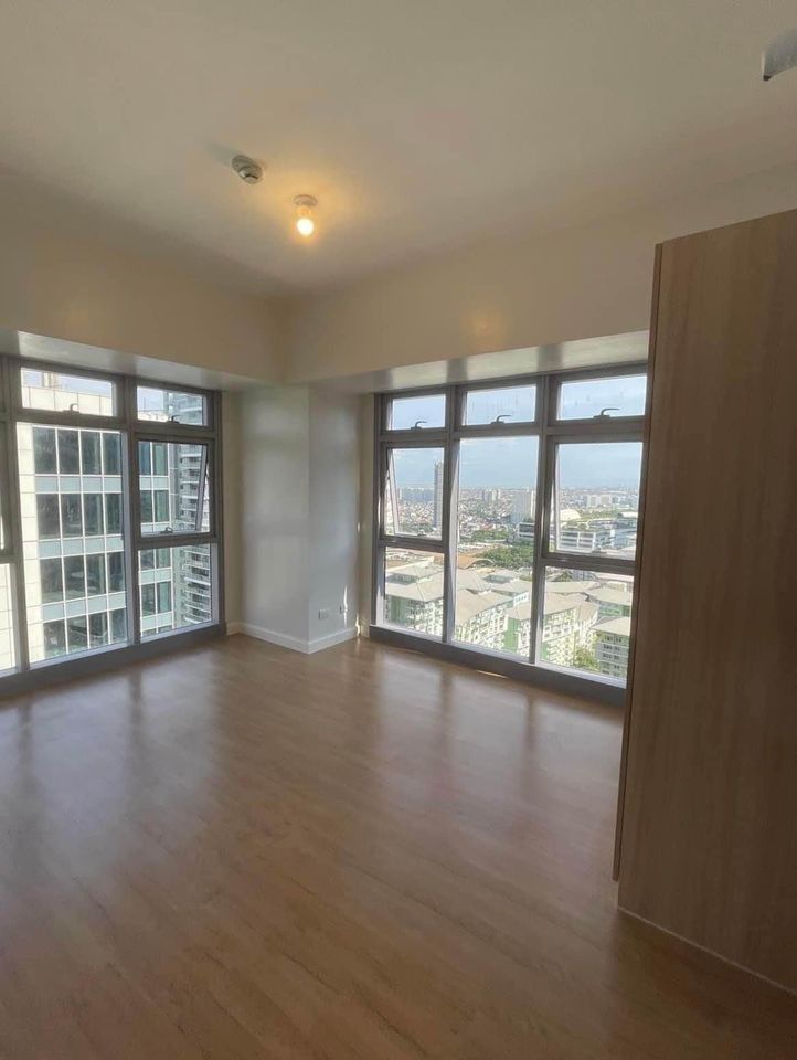 Park Triangle Residence BGC Taguig City for rent 2BR with balcony ...
