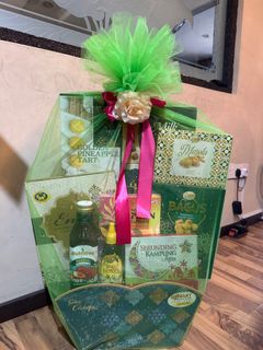 Hamper biskut dan ferrero rocher besar, Food & Drinks, Gift Baskets ...