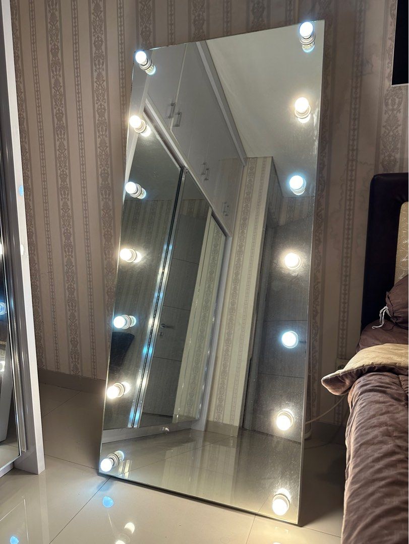 Kaca Vanity Mirror, Perabotan Rumah di Carousell