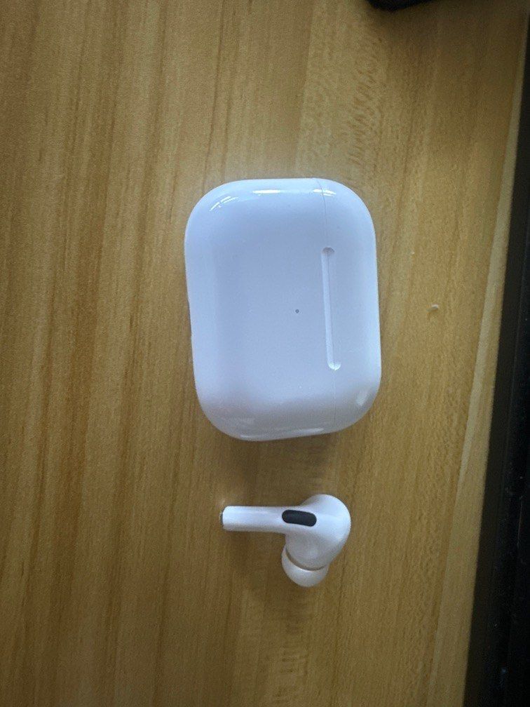 AirPod Pro Gen 1 case and Right buds, Audio, Earphones on Carousell