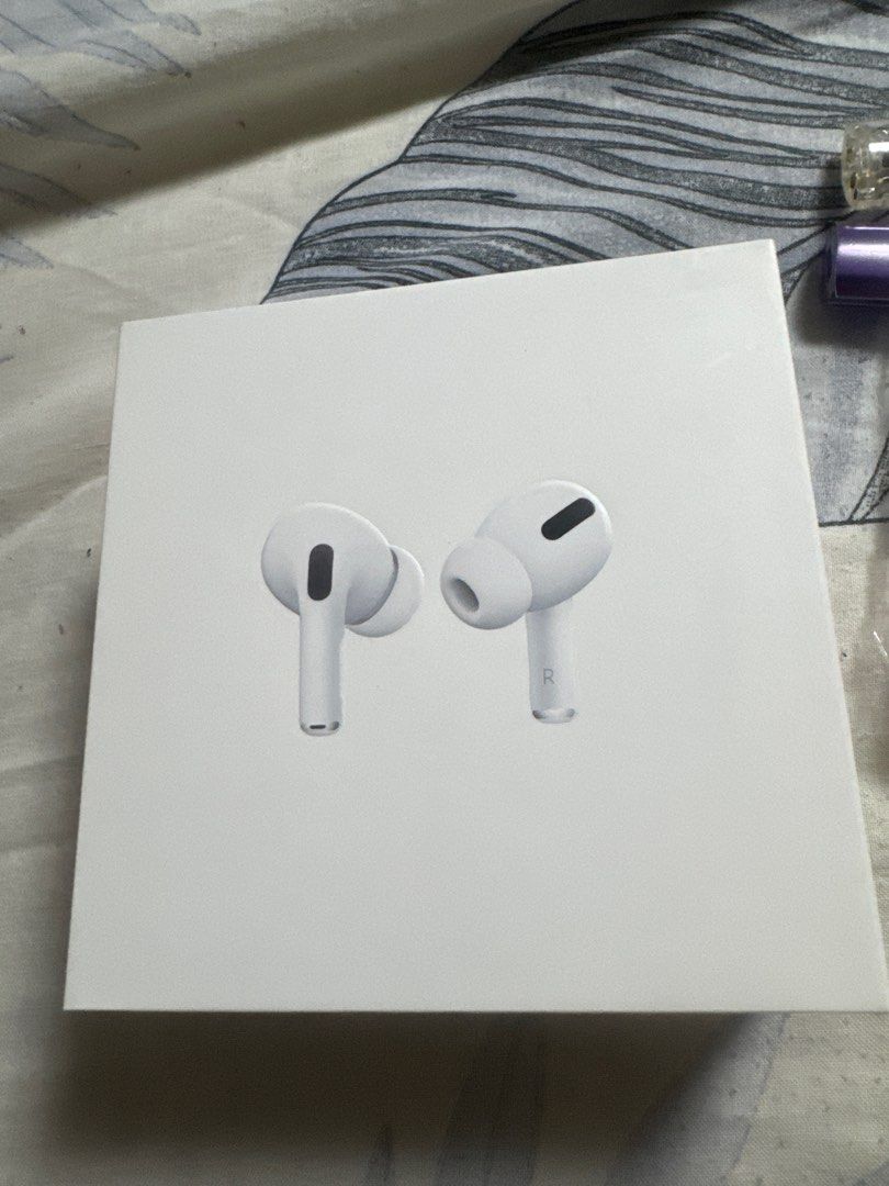 AirPod Pro Gen 1 case and Right buds, Audio, Earphones on Carousell