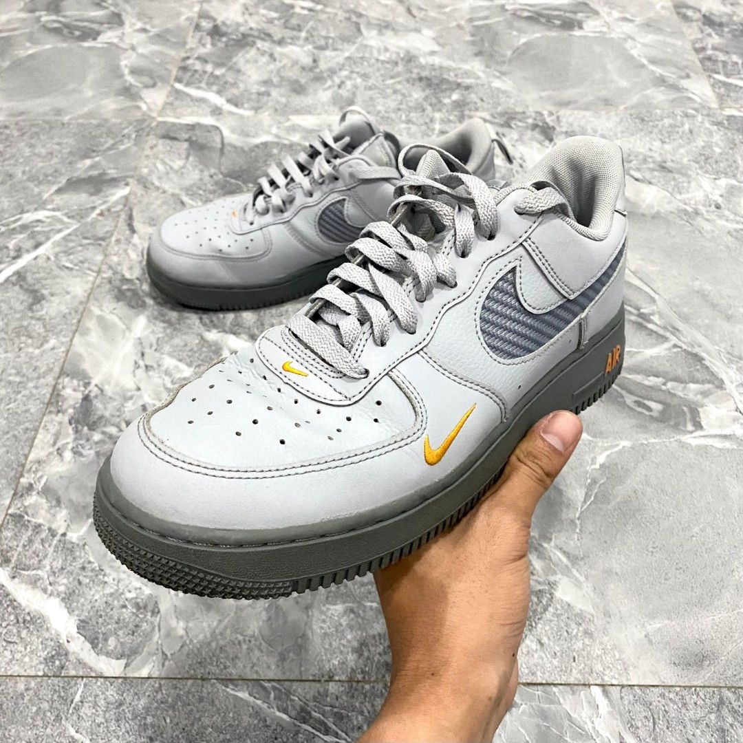 NIKE AIR FORCE 1 GREY KUMQUAT, Fesyen Pria, Sepatu , Sneakers di Carousell