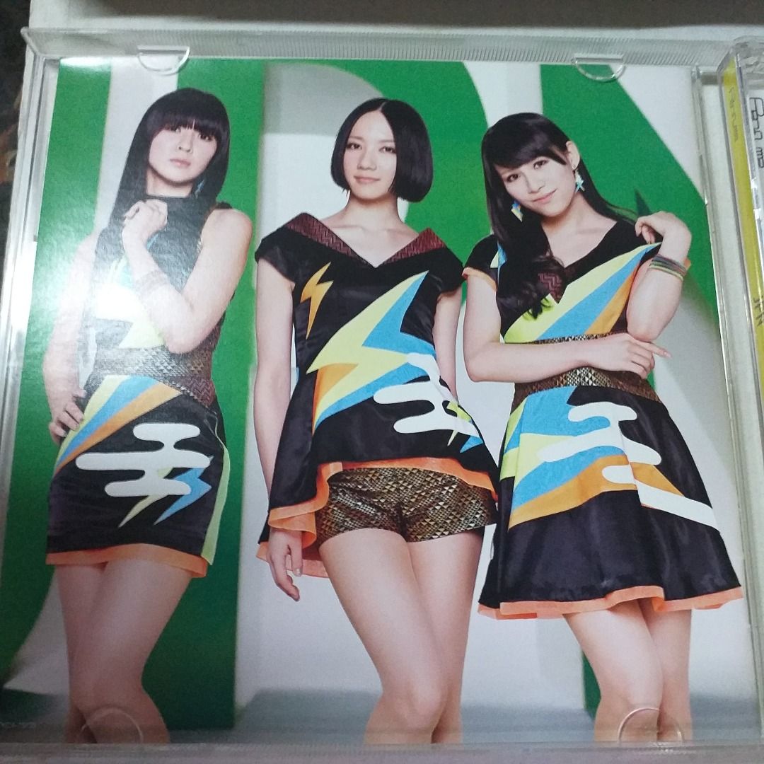 人氣女團體perfume香水冠軍專輯JPN側標極新日版, 書籍、休閒與玩具, 樂器、音樂相關, CD、DVD在旋轉拍賣