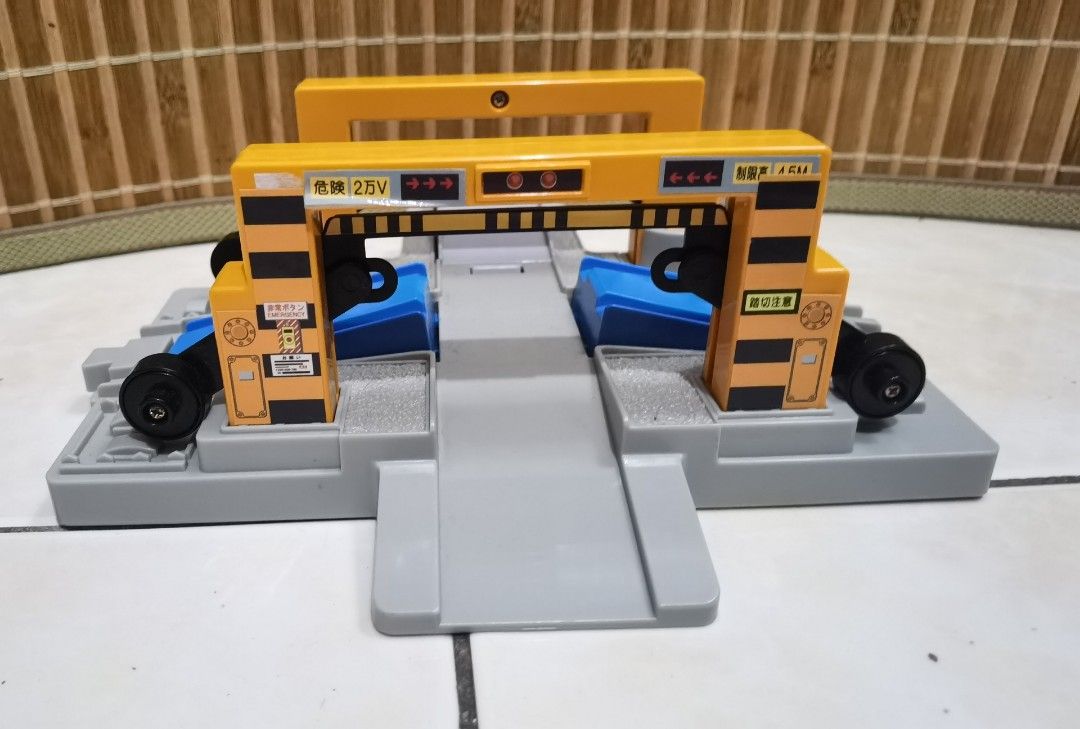 Takara Tomy Plarail Railroad Crossing Single Track set 04/24B, Hobbies ...