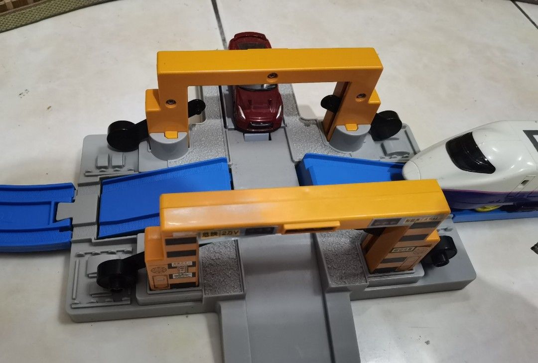 Takara Tomy Plarail Railroad Crossing Single Track set 04/24B, Hobbies ...