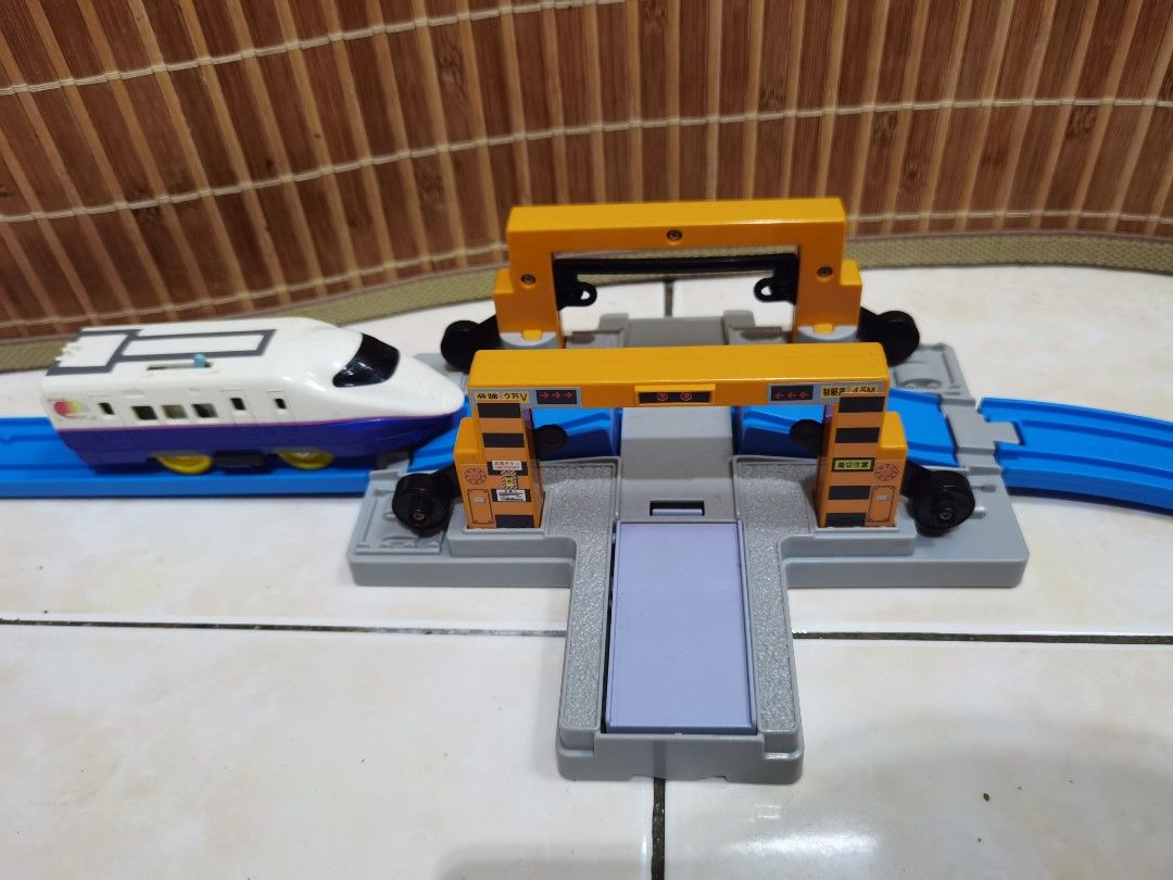 Takara Tomy Plarail Railroad Crossing Single Track set 04/24B, Hobbies ...