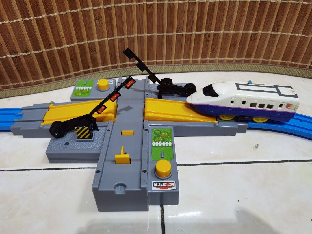 Takara Tomy Plarail Railroad Crossing Single Track set 04/24A, Hobbies ...