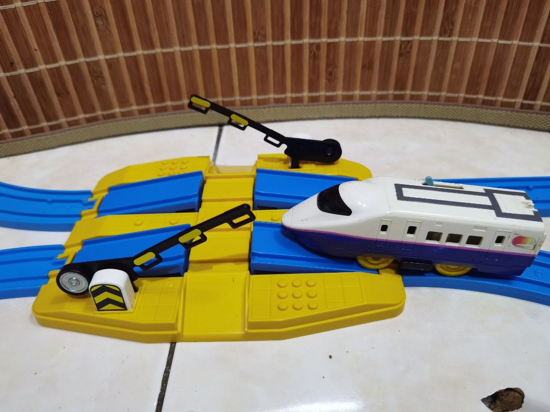 Takara Tomy Plarail Railroad Crossing Double Track set, Hobbies & Toys ...