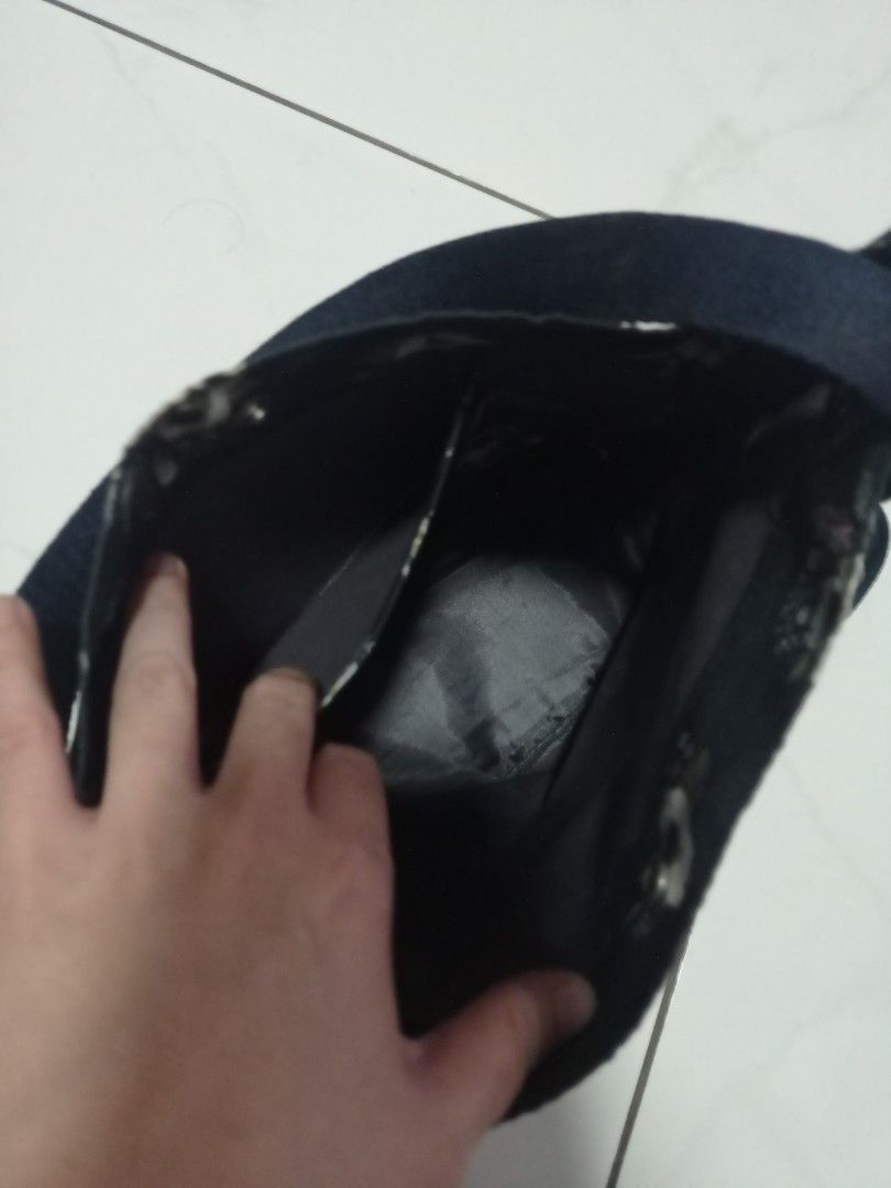 tas bunga hitam simple, Fesyen Wanita, Tas & Dompet di Carousell