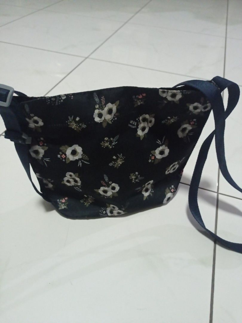 tas bunga hitam simple, Fesyen Wanita, Tas & Dompet di Carousell
