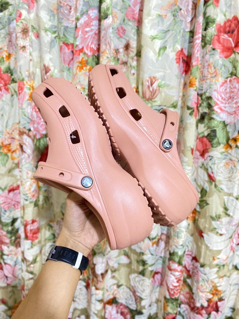Crocs Classic Platform Clog Pale Blush Original, Fesyen Wanita, Sepatu di Carousell