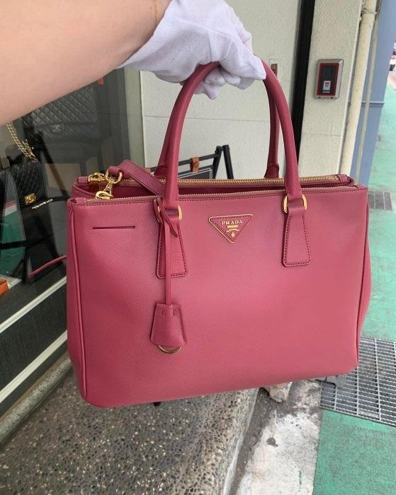 典精品 Prada 真品 BN2274 Saffiano Lux 蜜桃粉 殺手包 雙拉鍊 手提包 肩背包 現貨, 名牌精品, 精品包與皮夾在旋轉拍賣
