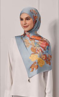 Disney Winnie the Pooh x Duck Shawl, Women's Fashion, Muslimah Fashion ...