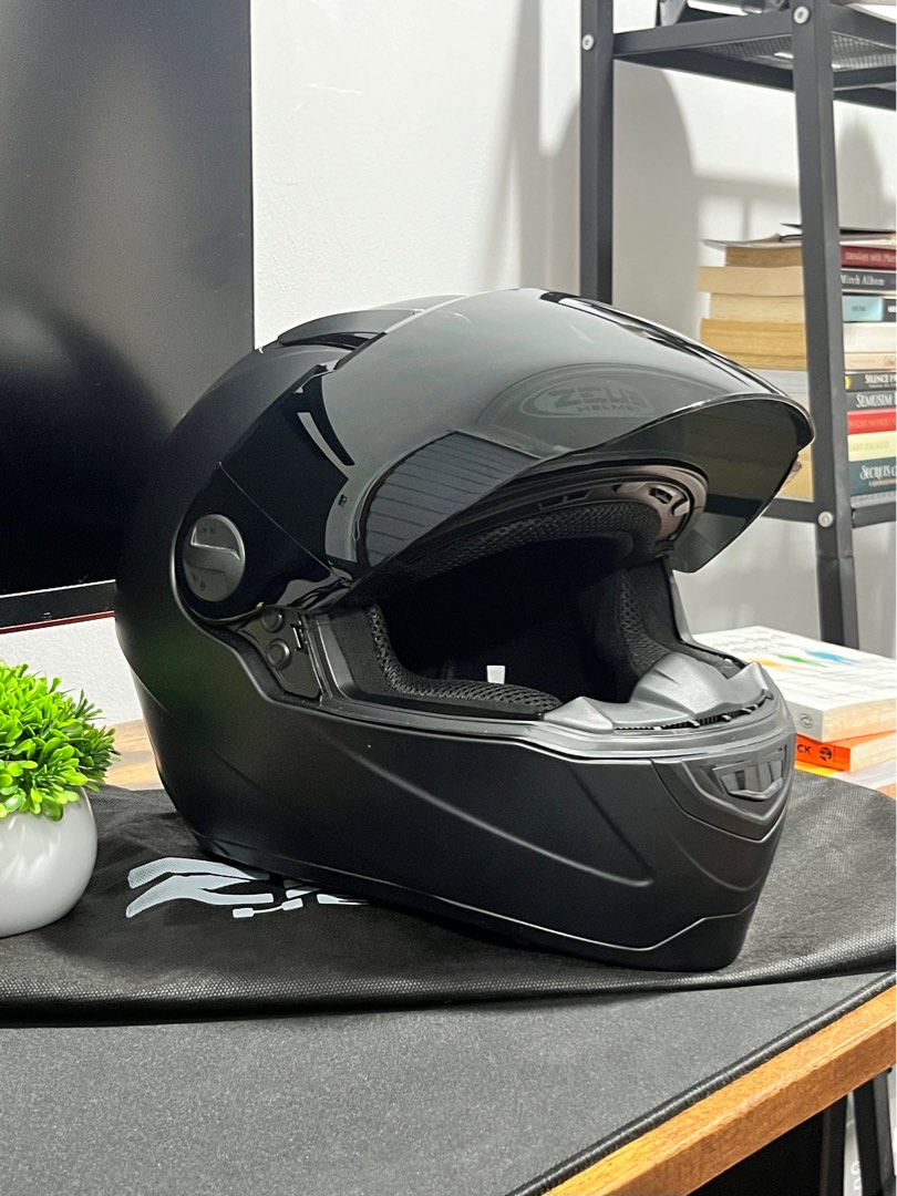 zeus zs-811 full face helmet (matte black), Motorbikes on Carousell