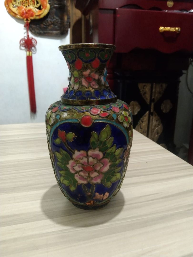 Guci Bunga Kuningan Kuno Jadul Antik, Antik, Pajangan di Carousell