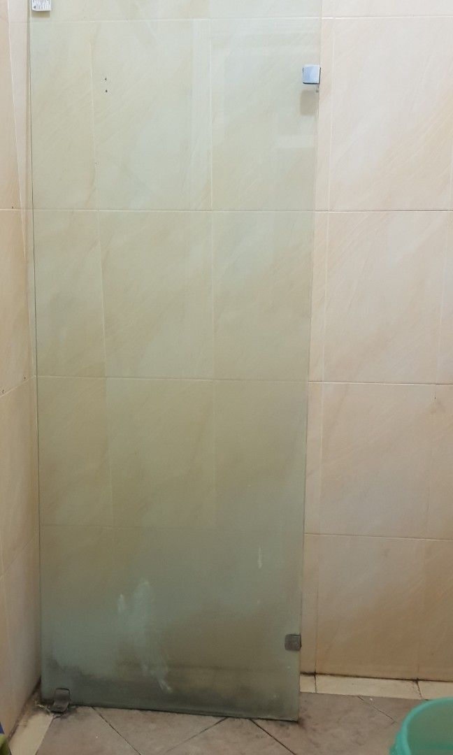 Pemabatas kamar mandi Maruni tempered glass 200x80 cm, Perabotan Rumah di Carousell