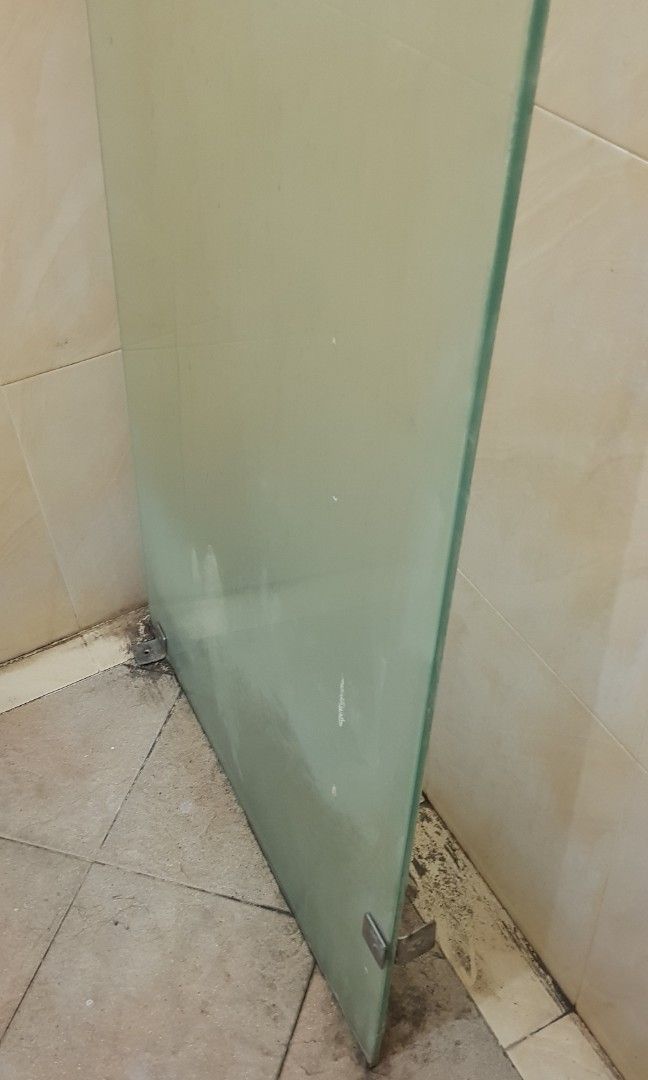 Pemabatas kamar mandi Maruni tempered glass 200x80 cm, Perabotan Rumah di Carousell
