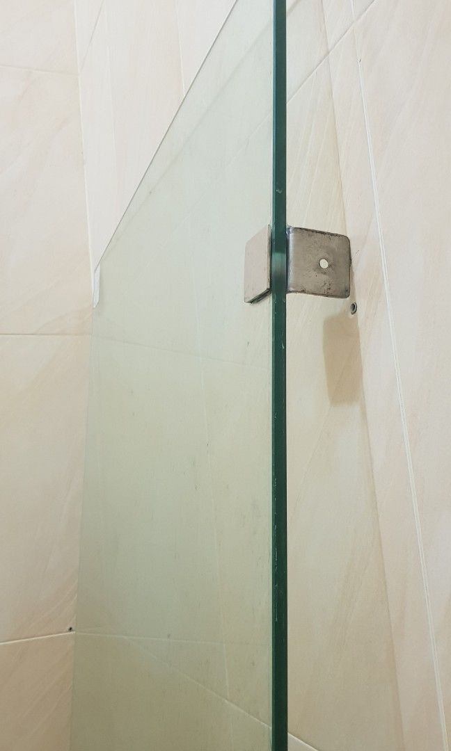 Pemabatas kamar mandi Maruni tempered glass 200x80 cm, Perabotan Rumah di Carousell