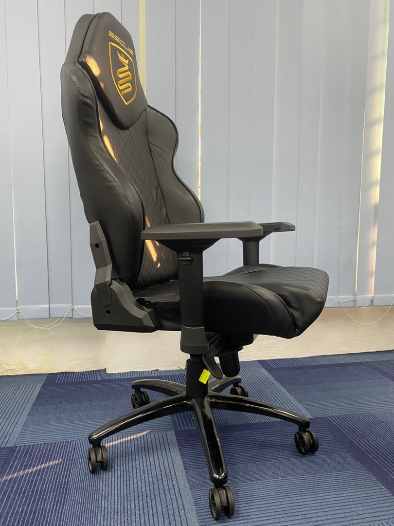 SSCUS GAMING CHAIR, Furniture & Home Living, Furniture, Chairs on Carousell