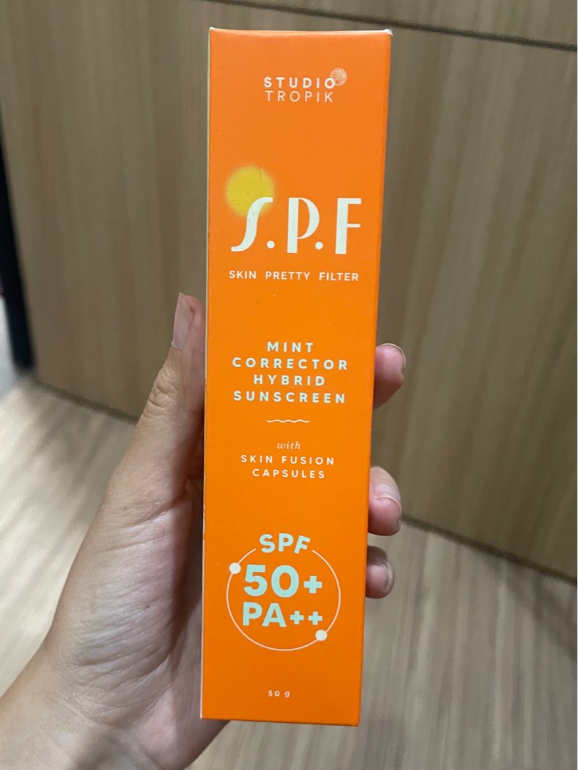 Studio Tropik Hybrid Sunscreen, Kesehatan & Kecantikan, Kulit, Sabun ...