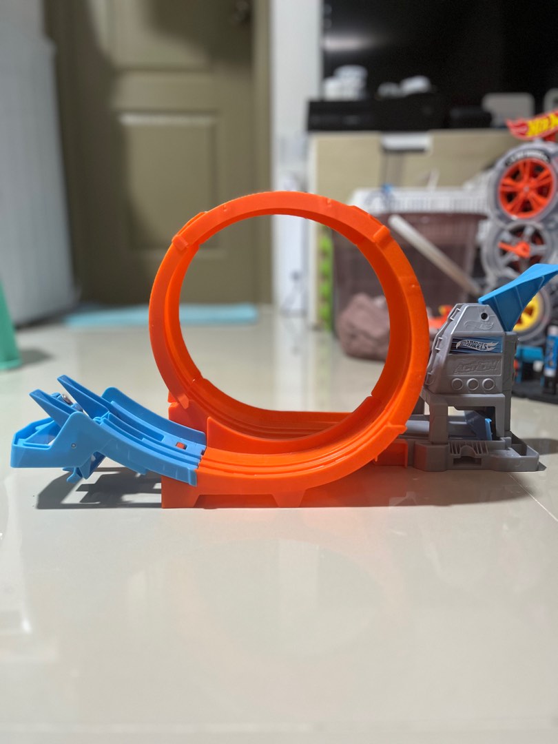 Hotwheels loop circuit, Hobbies & Toys, Toys & Games on Carousell
