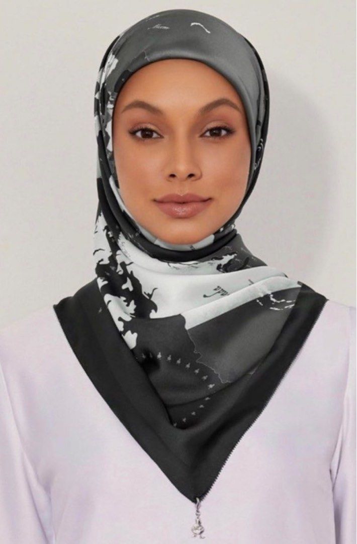 Duckscarves world map in black square, Women's Fashion, Muslimah ...