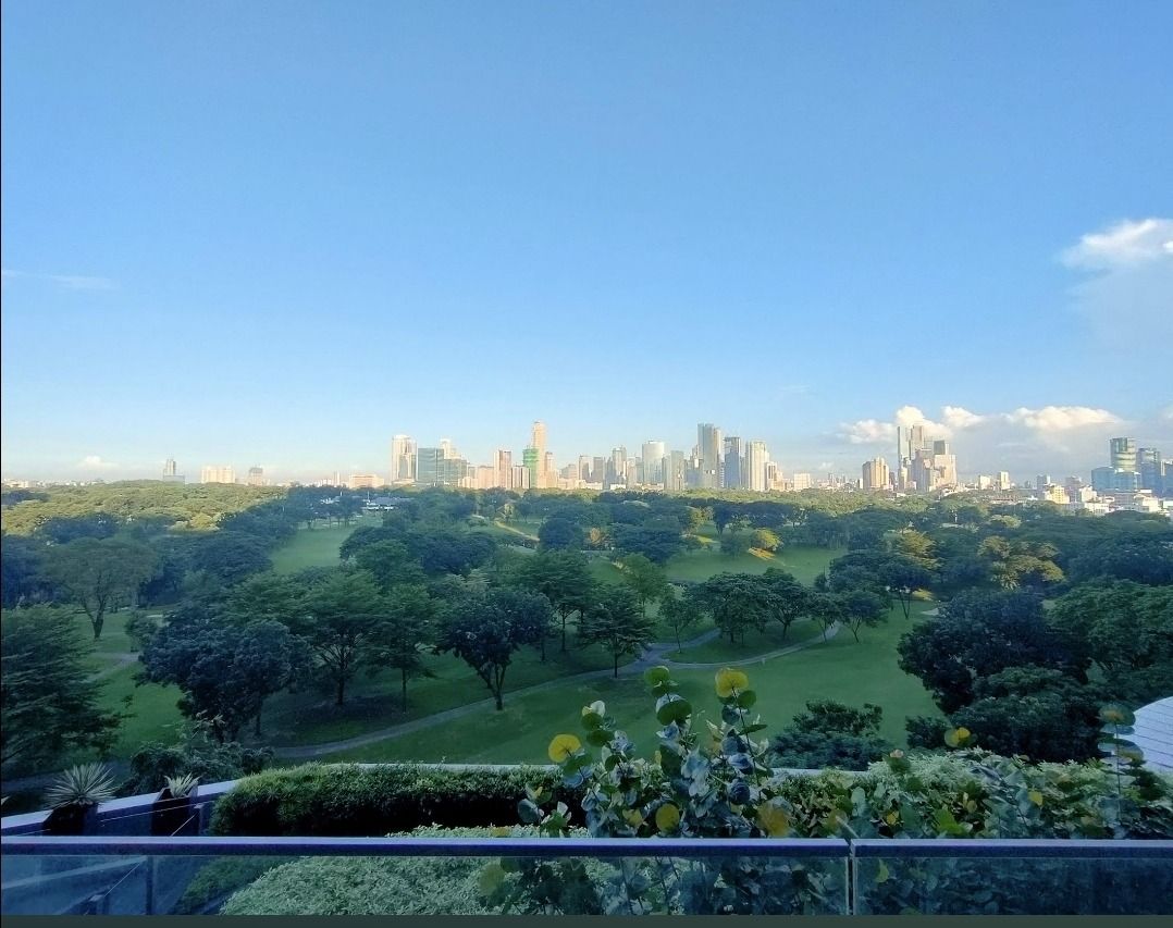 RUSH SALE: 8 Forbestown BGC 2 bedroom with stunning Manila golf view ...
