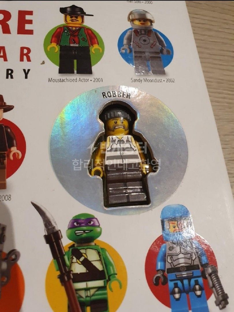 Lego limited edition history book with lego minifigures, 書籍、休閒與玩具, 玩具、公 ...