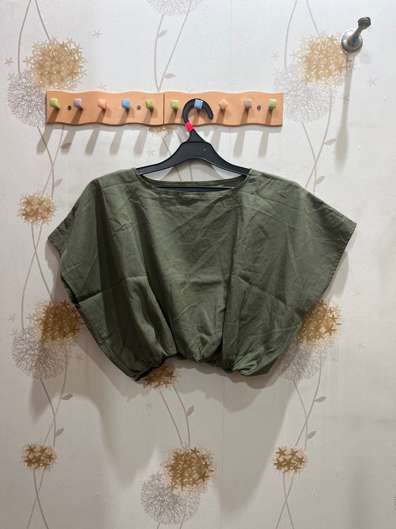 Rere, outlined — army green crop top, Fesyen Wanita, Pakaian Wanita ...