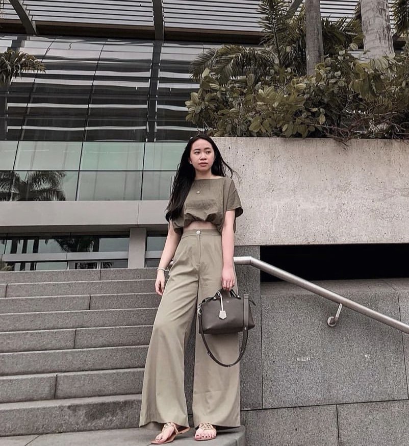 Rere, outlined — army green crop top, Fesyen Wanita, Pakaian Wanita ...