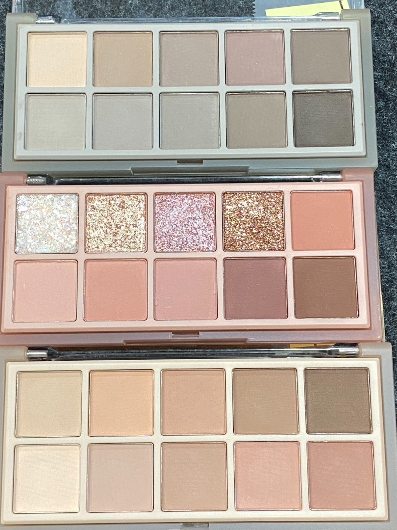 sweet mint 10色眼影 半價買9.9成新 3盤一起 與rom&nd一模一樣 只試色一次 幾乎看不出來 內有對比, 香水、美妝、保養, 眼部彩妝、保養在旋轉拍賣