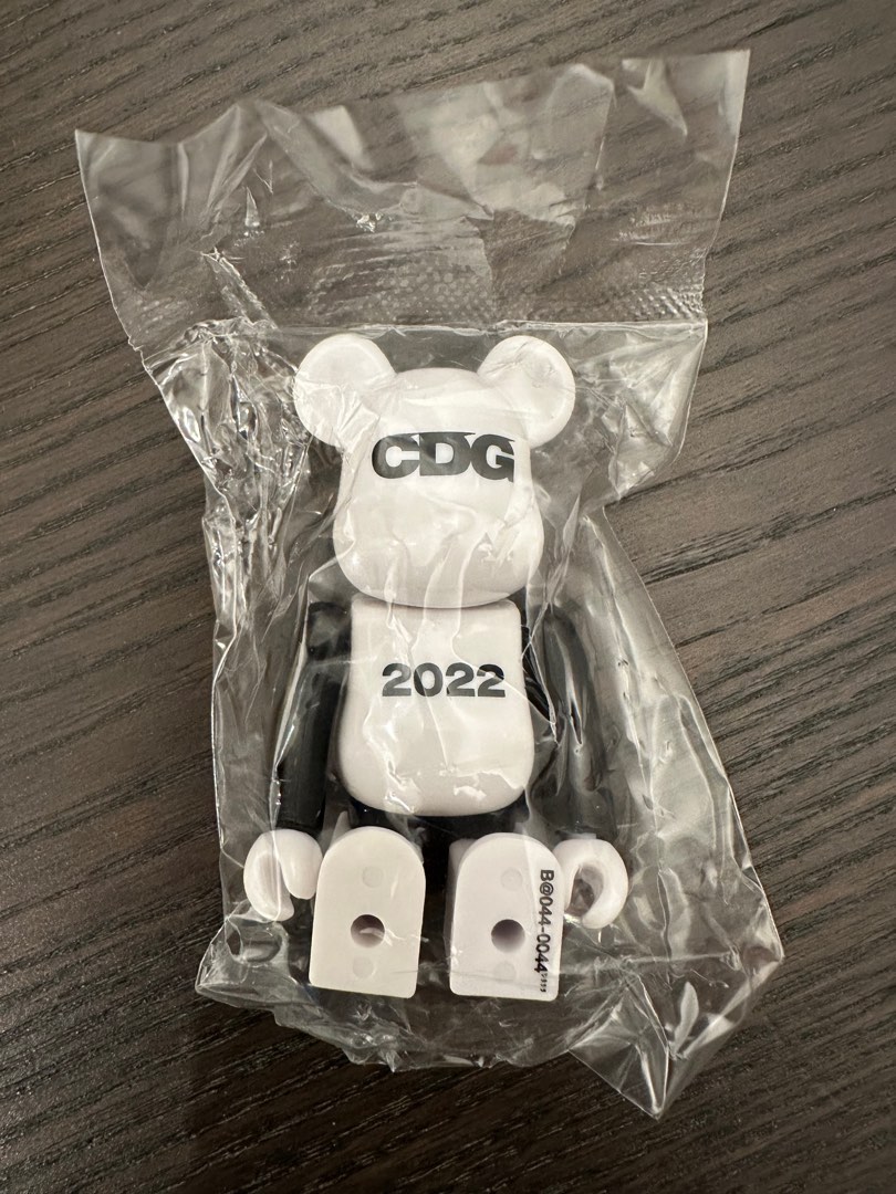全新 bearbrick series 44 超級隱藏版 CDG 2022 快走, 興趣及遊戲, 玩具 & 遊戲類 - Carousell