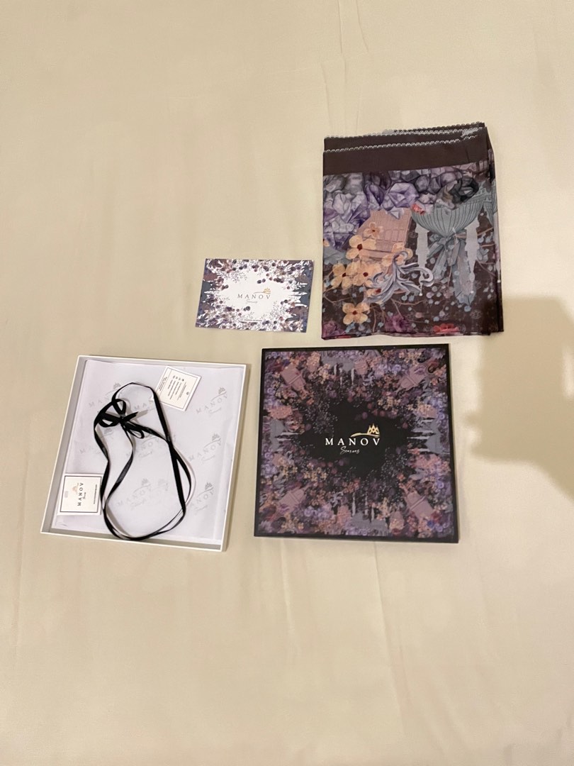 manov mecca series, Fesyen Wanita, Aksesoris di Carousell